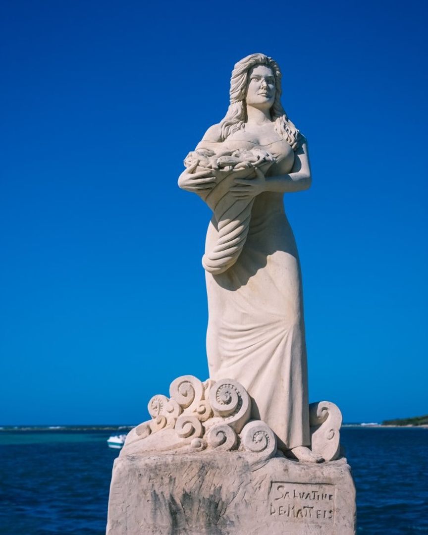 Statua "Manuela Arcuri" | Porto Cesareo - travelstoke